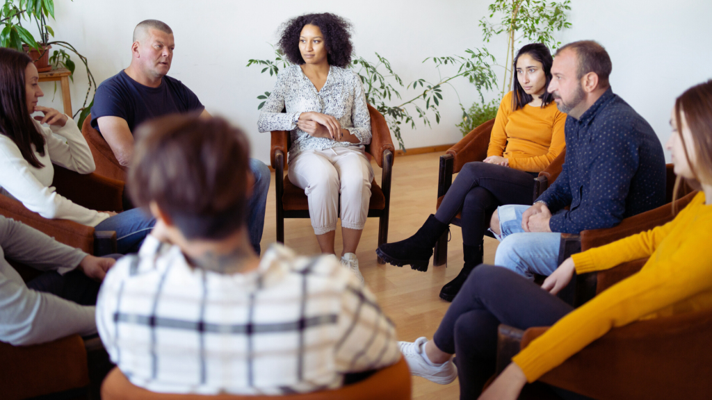 What Happens At Alcoholics Anonymous Meetings? First AA Meeting
